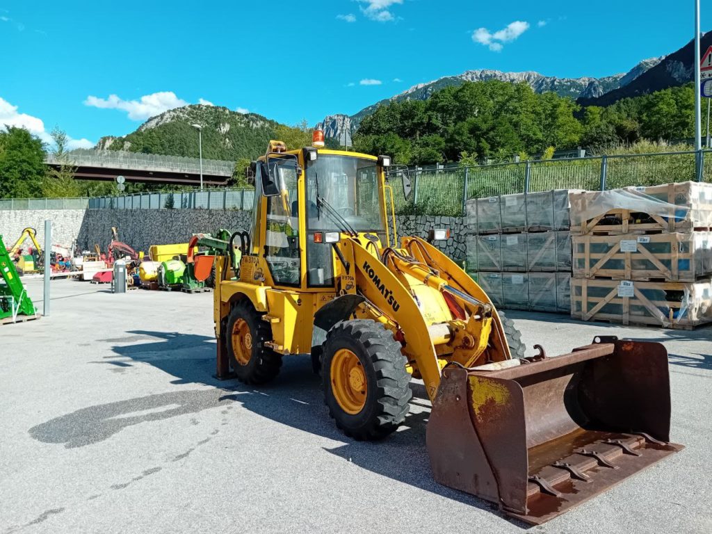 TERNA GOMMATA KOMATSU WB 70 A – Lenzi trattori